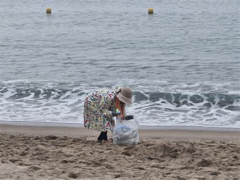 남몰래 새벽 쓰레기 줍는 모녀…영덕 해변의 아름다운 풍경