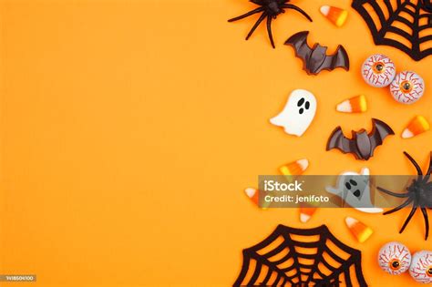 오렌지색 배경 위에 흩어져있는 사탕과 장식의 할로윈 측면 경계 0명에 대한 스톡 사진 및 기타 이미지 0명 10월 가을 Istock