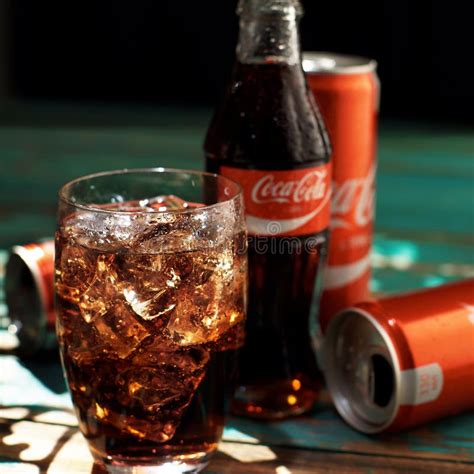 Minsk Bielorrusia 25 De Agosto De 2016 Puede Y Un Vidrio De Coca Cola