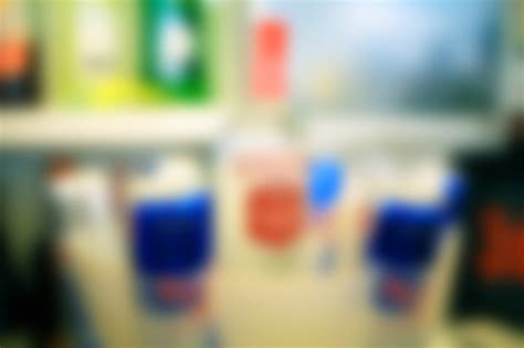 오데사 우크라이나 2014 년 8 월 2 일이 비자 비치 클럽 리조트 바에서 에너지 음료와 알콜 칵테일 보드카 한잔 바텐더는 알콜 칵테일을 준비 과일에 대한 스톡 사진 및