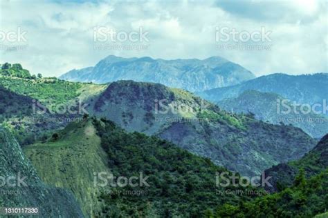 화창한 여름 날에 아름다운 산 풍경 몬테네그로 알바니아 디나릭 알프스 발칸 반도 카드는 엽서 배너 포스터 포스터 전단지 카드에 사용됩니다 0명에 대한 스톡 사진 및 기타