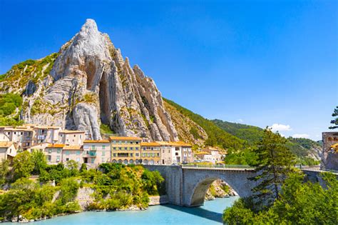 시스터온은 프랑스 남동부 프로방스코트 다쥐르 지역의 알프스 드 오트프로방스 부서의 공동체입니다 시스트롱에 대한 스톡 사진 및 기타 이미지 Istock