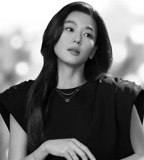 흑백의 전지현 우아함 그 자체 [화보] 스타뉴스