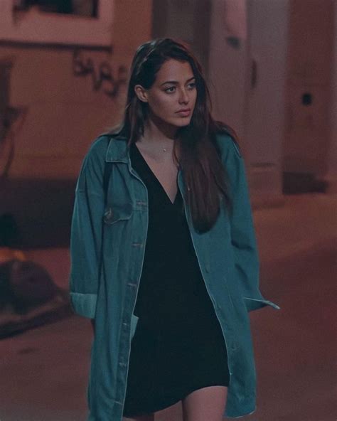 Pin By Izzi Rose On ♡ Celebs ♡ Tv Show Outfits Beautiful Curly Hair