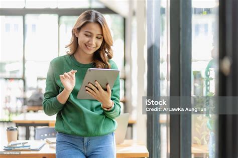 태블릿을 사용하여 집에서 일하는 성공적인 아시아 사업가 인터넷 서핑 소셜 미디어 놀이 창의적인 계획 작업 교사 교육 관련 직업에 대한 스톡 사진 및 기타 이미지 Istock