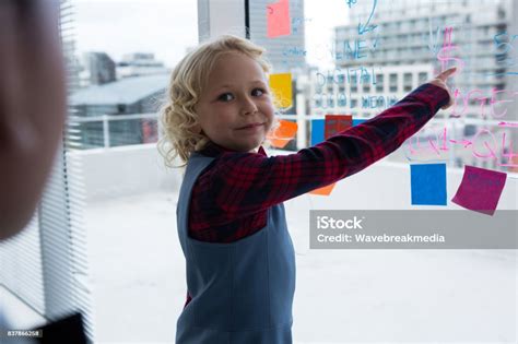 사무실에서 창에 포인팅 하는 동안 동료에 게 설명 하는 사업가 6 7 살에 대한 스톡 사진 및 기타 이미지 6 7 살 가리키기 계획 Istock