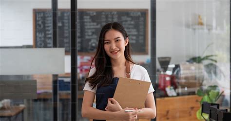 스타트 업 성공 중소기업 소유자 여성 뷰티 걸은 커피 숍 레스토랑에 서 있습니다 웃고 있는 아시아 여성 바리스타 카페 현지 주인의 초상화 사진 Unsplash의 태국 이미지