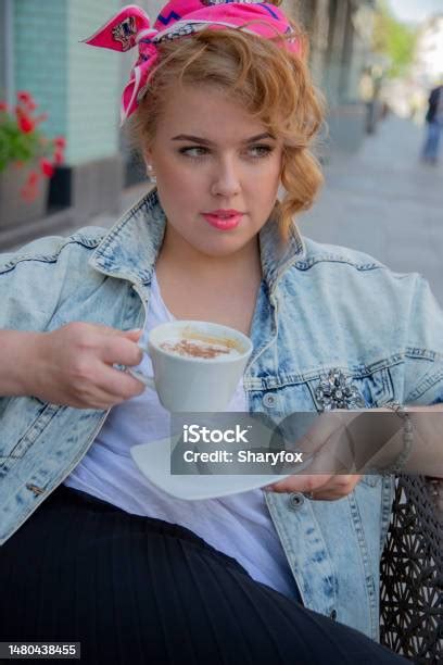 Gadis Itu Sedang Duduk Di Meja Kafe Jalanan Model Ukuran Plus Yang