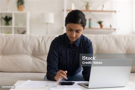 심각한 인도 여자 계산 비용 계산 노트북을 사용 하 여 소파에 앉아 25 29세에 대한 스톡 사진 및 기타 이미지 25 29세 가계 가정 생활 Istock