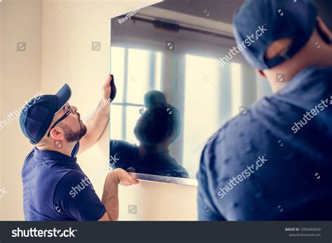벽걸이 티비 1940개가 넘는 로열티 프리 라이선스 대상 스톡 사진 Shutterstock