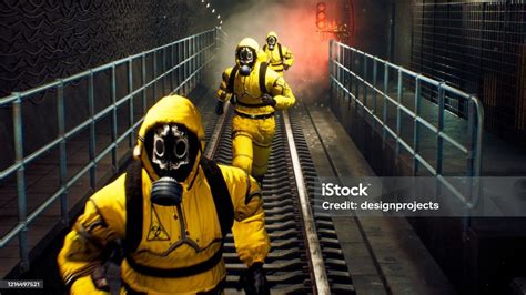 화학 보호복을 입은 사람들은 전염병과 싸우기 위해 터널에서 뛰치게 됩니다 세계적인 전염병 이후 종말 이후의 세계의 개념 3d 렌더링 3차원 형태에 대한 스톡 사진 및 기타