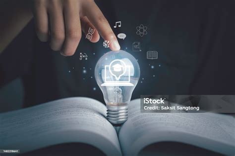 E러닝 및 온라인 교육 졸업 증명서 개념 비디오로 공부하거나 가르치고 노트북 아이콘에 졸업 모자를 보여주는 전구를 들고 있는 남자 기술 사고 아이디어를 개발하는 디지털 과정