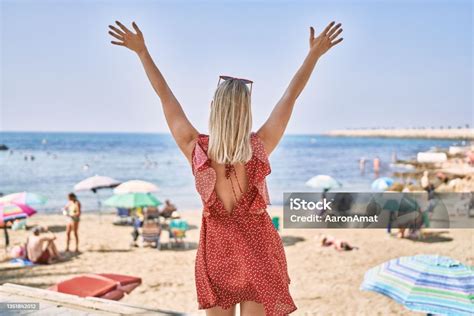 젊은 금발의 소녀 에 백 보기 서 와 손 제기 올라 올라 에 The 바닷가 20 24세에 대한 스톡 사진 및 기타 이미지 20 24세 거리 건강한 생활방식 Istock