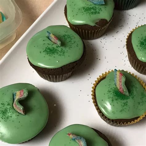 베일리스 크림 프로스팅을 곁들인 초콜릿 컵케이크