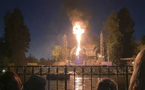 디즈니랜드 불 뿜는 용 진짜 불냈다…관람객 실감나네 노컷뉴스