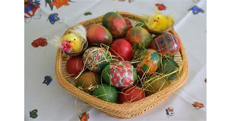 Красива кошница с великденски яйца за светлия празник Снимки