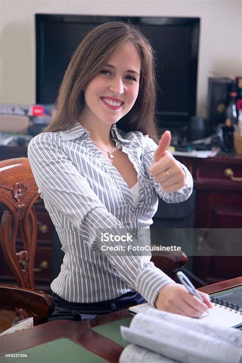 여성사업가인 쓰기 사무실 및 표시중 최고야 2015년에 대한 스톡 사진 및 기타 이미지 2015년 계약서 기업 비즈니스 Istock