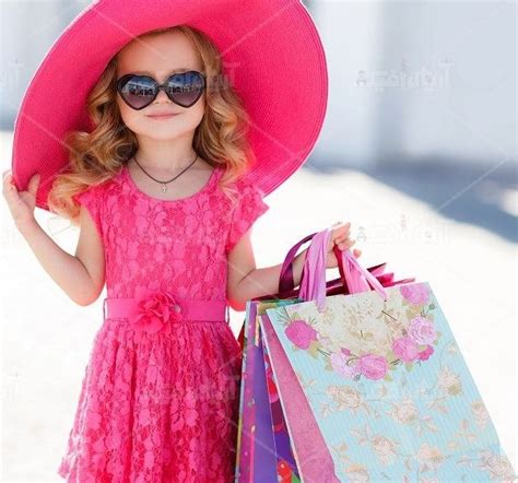 خرید و قیمت عکس با کیفیت دختر بچه با لباس صورتی و عینک آفتابی با ساک