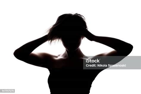 짧은 머리와 손을 가진 소녀의 실루엣 초상화 흰색 배경에 대해 격리되어 있습니다 20 24세에 대한 스톡 사진 및 기타 이미지 20 24세 검은색 관능 Istock