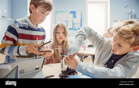 École Primaire Robotique Salle De Classe Groupe Diversifié Denfants
