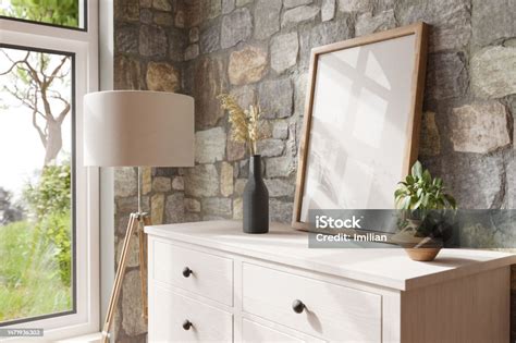 방 구석에 서있는 나무 소박한 옷장 큰 창문에서 빛나는 밝은 일광 가구에 서있는 빈 모형 포스터 프레임 가정 장식 디자인 3d 그림 0명에 대한 스톡 사진 및 기타 이미지