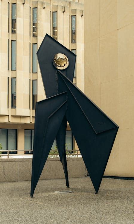 가족 거리 건물 건축 공공조각 광장 그림자 금속공예품 금속구조 기념비적인 예술품 기하학적 모양 도시 도시 사람 도시 조각 도시의 문 벽 보안