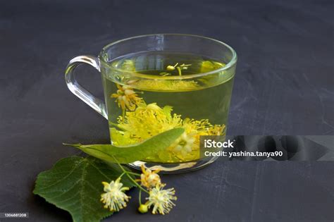 린덴 꽃 차 검은 테이블에 린든 신선한 꽃뜨거운 허브 차 한 잔 건강한 라이프스타일녹색 잎이 있는 차 한 잔은 검은색 배경핫 드링크카피 공간 0명에 대한 스톡 사진 및 기타