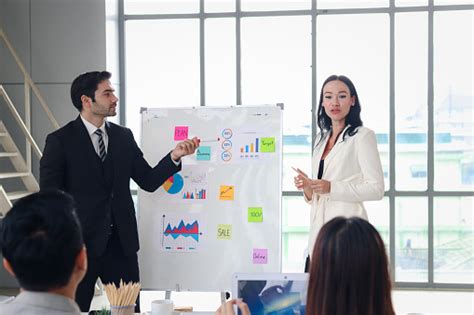 성공적인 사업가와 사업가가 경험의 성공을 공유하고 컨퍼런스 미팅에서 프레젠테이션을 하고 직장 사무실에서 프로젝트 작업에 대해 토론하는 비즈니스 인재 25 29세에 대한 스톡