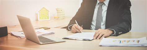 사무실에 있는 책상에 노트북과 문서로 일하는 사업가 빈티지 톤 풍경보기에 대한 스톡 사진 및 기타 이미지 풍경보기 분석 보기 일함 Istock