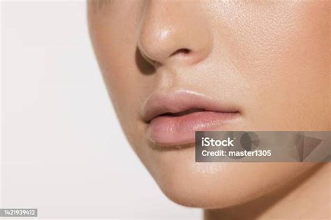 클로즈업 여성 입술 뺨 및 코는 흰색 스튜디오 배경에 고립되어 있습니다 미용학의 개념 스킨케어 화장품 성형외과 광고 단일 이미지에 대한 스톡 사진 및 기타 이미지 Istock