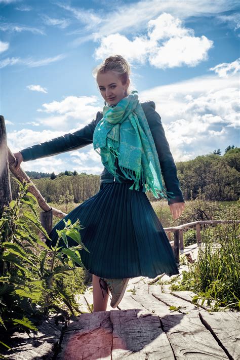 картинки пейзаж природа камень гулять пешком гора люди небо девушка мост отпуск