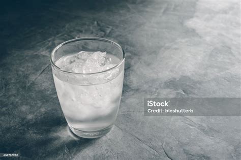 빈티지 컬러와 시멘트 테이블에 얼음 조각과 신선한 미네랄 워터의 유리 제품 디스플레이 또는 몽타주에 대 한 빈 준비 거울에 대한 스톡 사진 및 기타 이미지 Istock