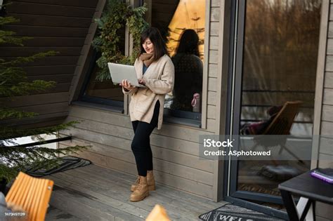 원격 근무와 자연 개념으로의 탈출 여자는 작은 오두막집을 배경으로 노트북으로 작업합니다 30 34세에 대한 스톡 사진 및 기타 이미지 30 34세 기업가 노트북