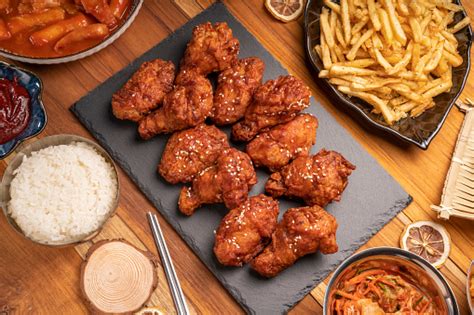 매운 소스를 곁들인 한국식 프라이드 치킨 밥을 곁들인 닭고기 튀김 김치 피클 한국 음식에 대한 스톡 사진 및 기타 이미지 한국 음식 한국 닭 가슴살 Istock