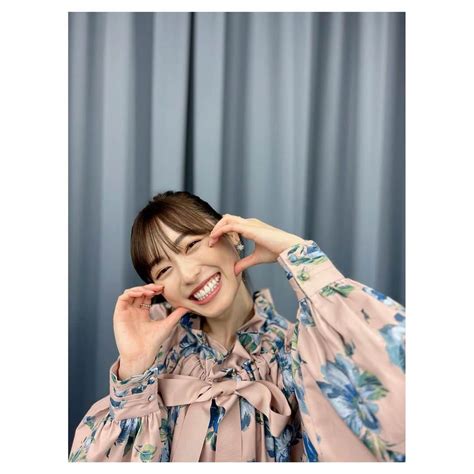 福原遥さんのインスタグラム写真 福原遥instagram 「 流行りに乗れるように頑張った 顔ハート🫶笑 可愛すぎる衣装とメイクをして