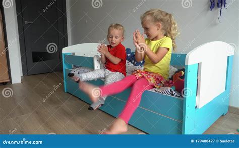 Hermana Feliz Y Hermano Sentados En La Cama Aplauden Las Manos Y Mueven