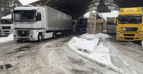 Polish Truckers Lift Border Blockade At Two Ukraine S Checkpoints