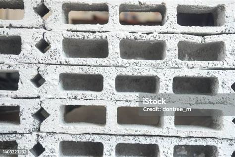 직사각형의 두꺼운 콘크리트 블록은 큐브 전체에 흩어져있는 작은 기공이 특징입니다 0명에 대한 스톡 사진 및 기타 이미지 0명 개인 경기 개체 그룹 Istock