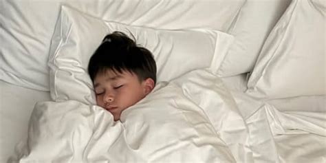 아직 8살인데 ‘10분만에 중국 간 샘 해밍턴 아들의 극한 생활