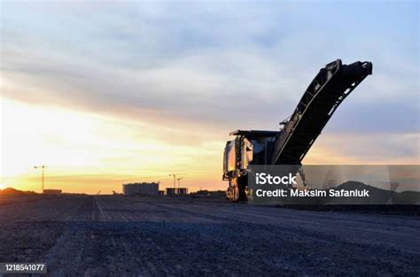 일몰 배경에 차가운 밀링 기계 아스팔트 및 콘크리트 포장의 신속하고 고효율 제거를위한 중장비 도로 표면 제거 및 연삭 밀링머신에 대한 스톡 사진 및 기타 이미지 Istock