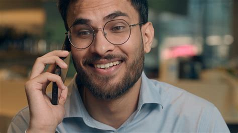 남성 사업가 인도 아라비아 사업가 남자 프리랜서 고객 카페 손님 점심 음료 커피 쾌활한 웃는 이야기 휴대 전화 레스토랑에서 친근한 대화 채팅 이야기 휴대 전화 Brand