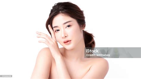 흰색 배경에 깨끗한 신선한 피부를 가진 아름다운 젊은 아시아 여성 얼굴 관리 얼굴 치료 화장품 아름다움과 스파 아시아 여성 초상화 20 24세에 대한 스톡 사진 및 기타