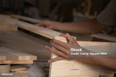 나무 판자에 비스듬히 손을 잡는 목수 작업장에서 일하는 남자 목재 가구의 생산 및 개조 작업에 참여합니다 중소기업 컨셉 목수에 대한 스톡 사진 및 기타 이미지 Istock