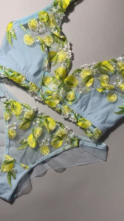 Бюстгальтер на важкі груди з цільнокроєною бретеллю та трусики бразиліани з кільцями Youtube