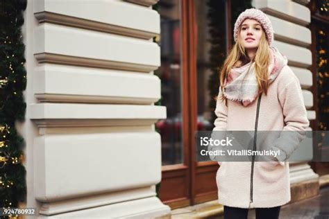 세련 된 옷을 입고 행동 하는 행복 한 웃는 여자 흥분 기쁨과 흥분 손과 얼굴을 표현 하는 모델 눈입니다 크리스마스 새 해 겨울 휴가 개념 거리에 대한 스톡 사진 및 기타