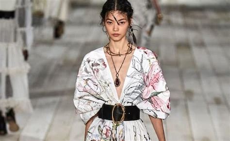 Які сукні будуть модними восени 2022 року