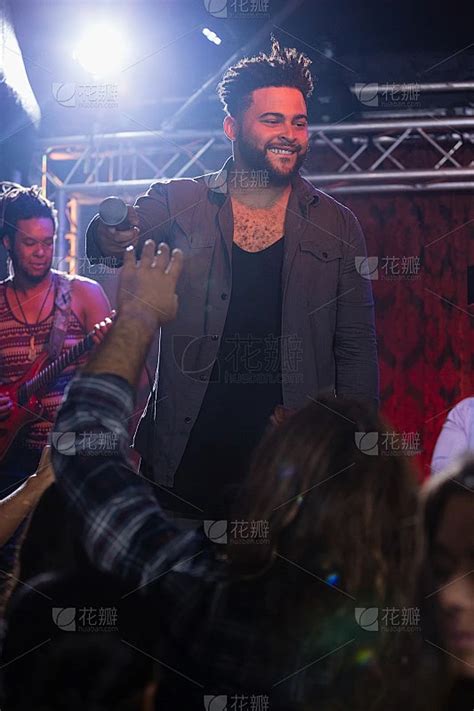 歌手登台表演素材 花瓣网