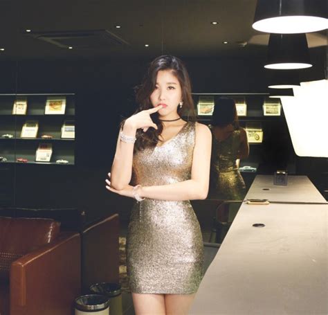 典雅妩媚的气质美女闪亮短裙精致大气冷艳与娇俏毫无违和感 感觉