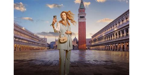 Италианското правителство обвинено че злоупотребява с женски прелести