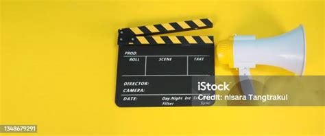 노란색과 검은색 색상의 클래퍼보드 또는 영화 클래퍼 보드와 노란색 배경에 고립된 메가폰 0명에 대한 스톡 사진 및 기타 이미지